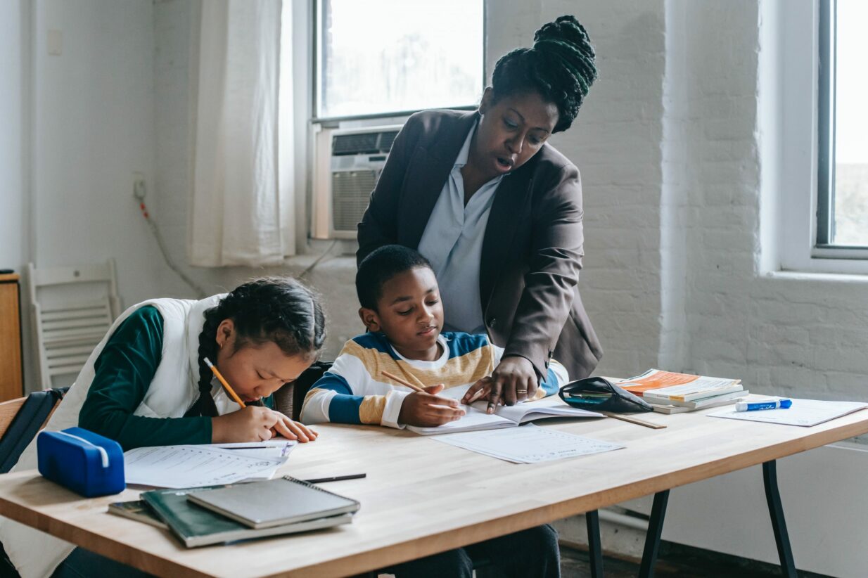 How teachers move around the classroom affects students' learning – BOLD